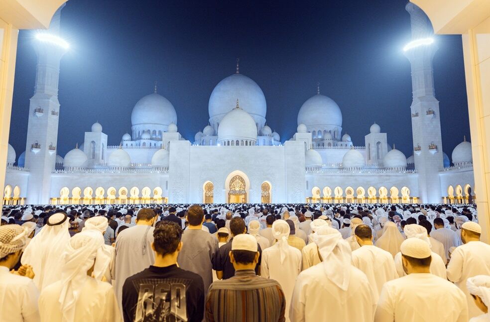Sheikh Zayed Mosque breaks record by hosting 70,000 worshippers ...