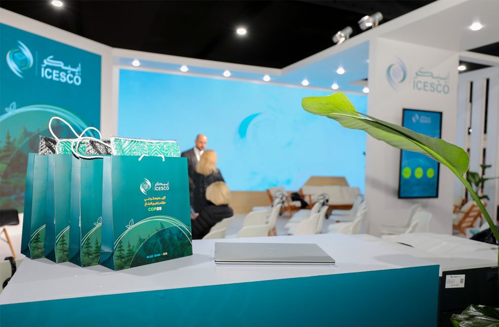 AUS team wins ICESCO Award for 'Thimaar' Marketplace