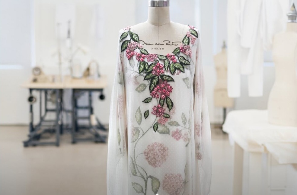 DCAD and Oscar de la Renta debut Emirati-inspired caftan - Emirati Times